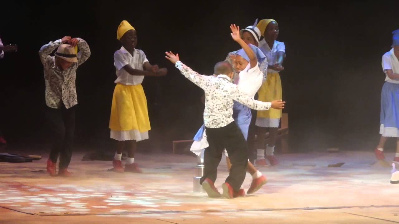 Youngsters from the Nuwe Graskoue Trappers doing riel dancing! - YouTube