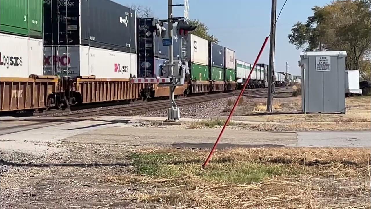 UP 7789 Leads Z Train West - YouTube