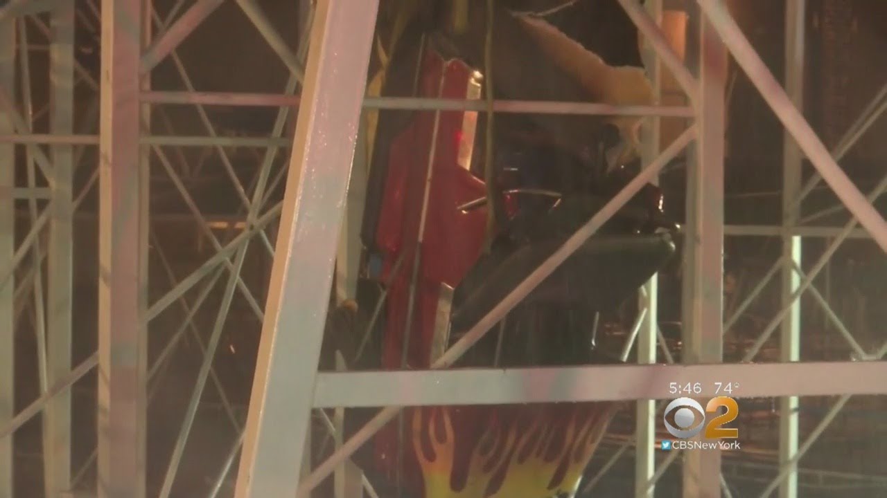 Derailed Roller Coaster Leaves 2 Hurt In Florida - YouTube