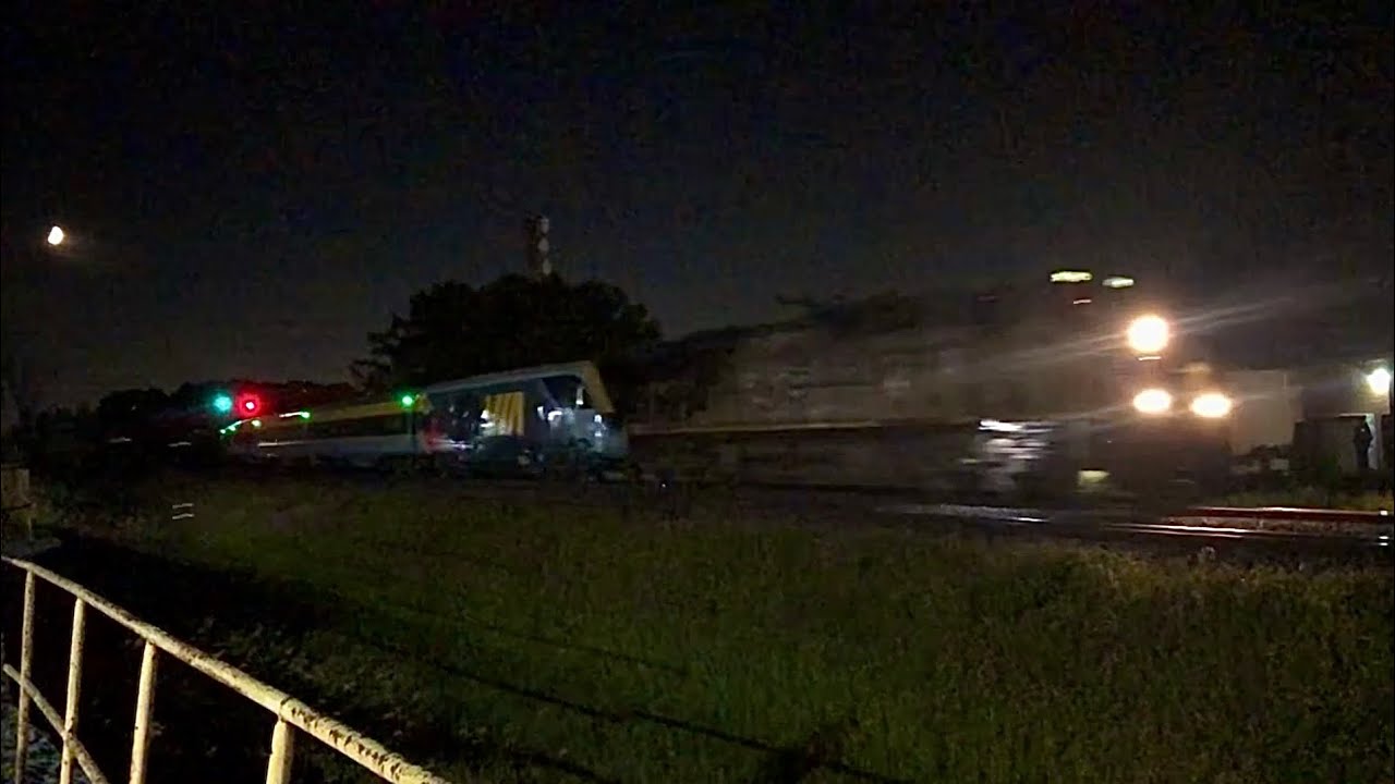 Amazing UP horn and Via Rail Siemens Delivery #2 ! UP 5275 leads SIIX ...