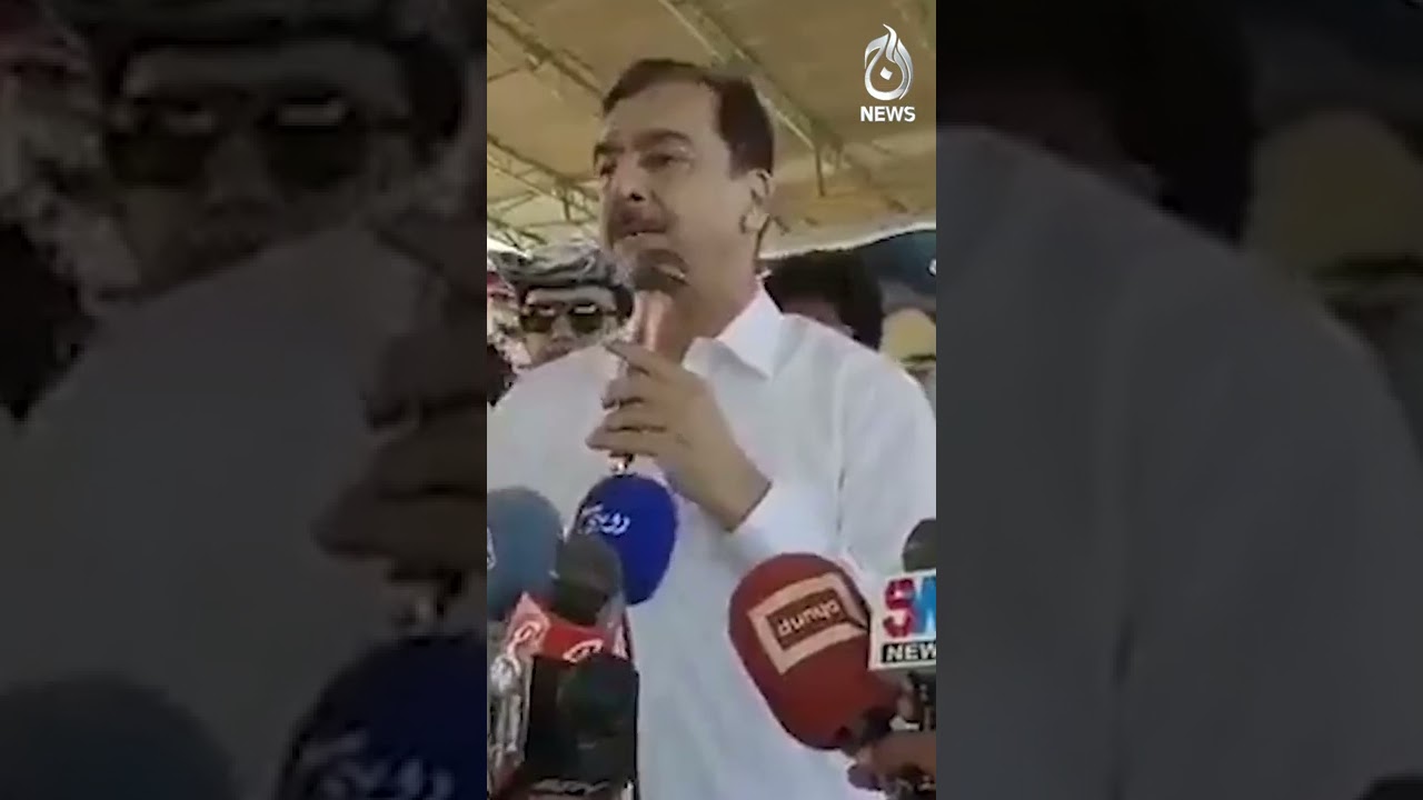 Yousuf Raza Gillani fell down from stage during speech | #Shorts - Videos - Aaj English TV