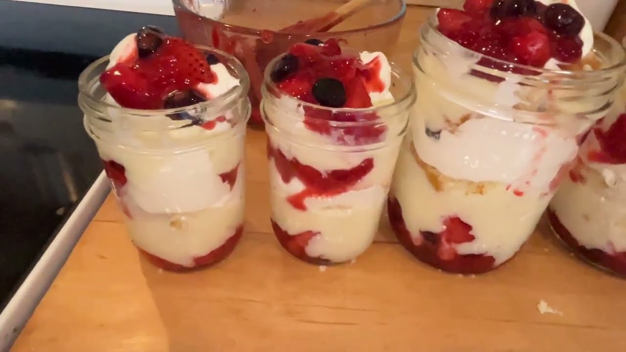 Red White And Blue Mini Trifle! Easy Memorial Day No Bake Dessert ...