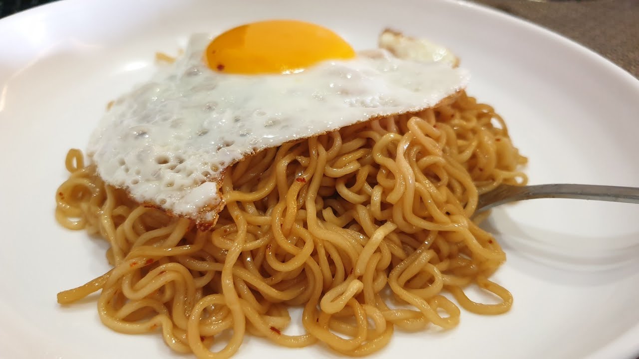 Maggi Goreng Ibumie dengan Telur Mata - Sedap dimakan bila cuaca sejuk ...