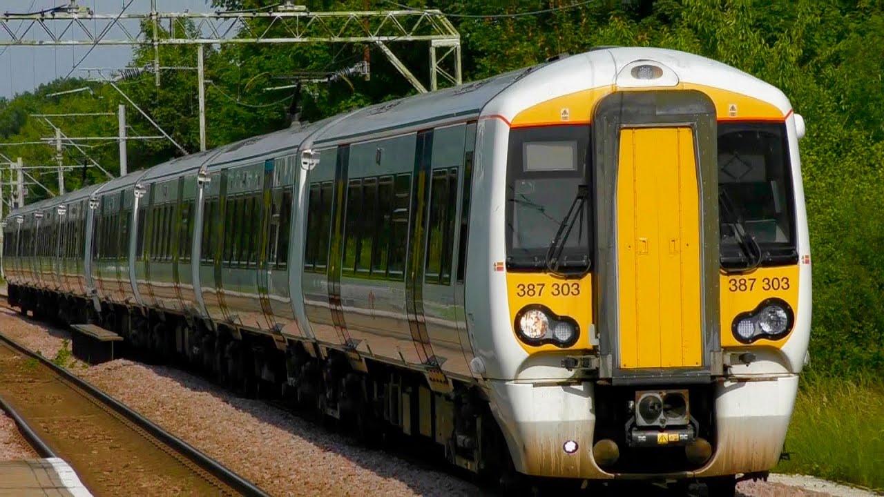 c2c Class 387s - 387303 + 387304 Passes Basildon ECS For London ...