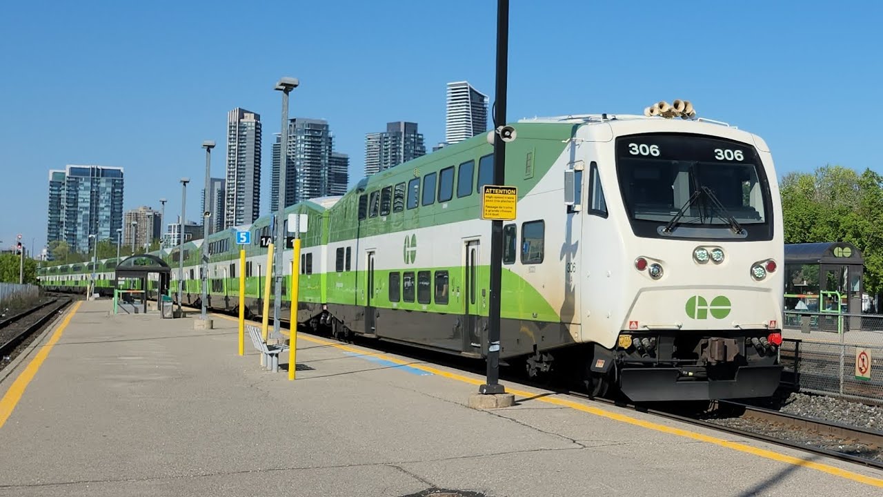 (12 Car Full Metrolinx Consist!) GO 1977 (Niagara Express) - 306 With ...