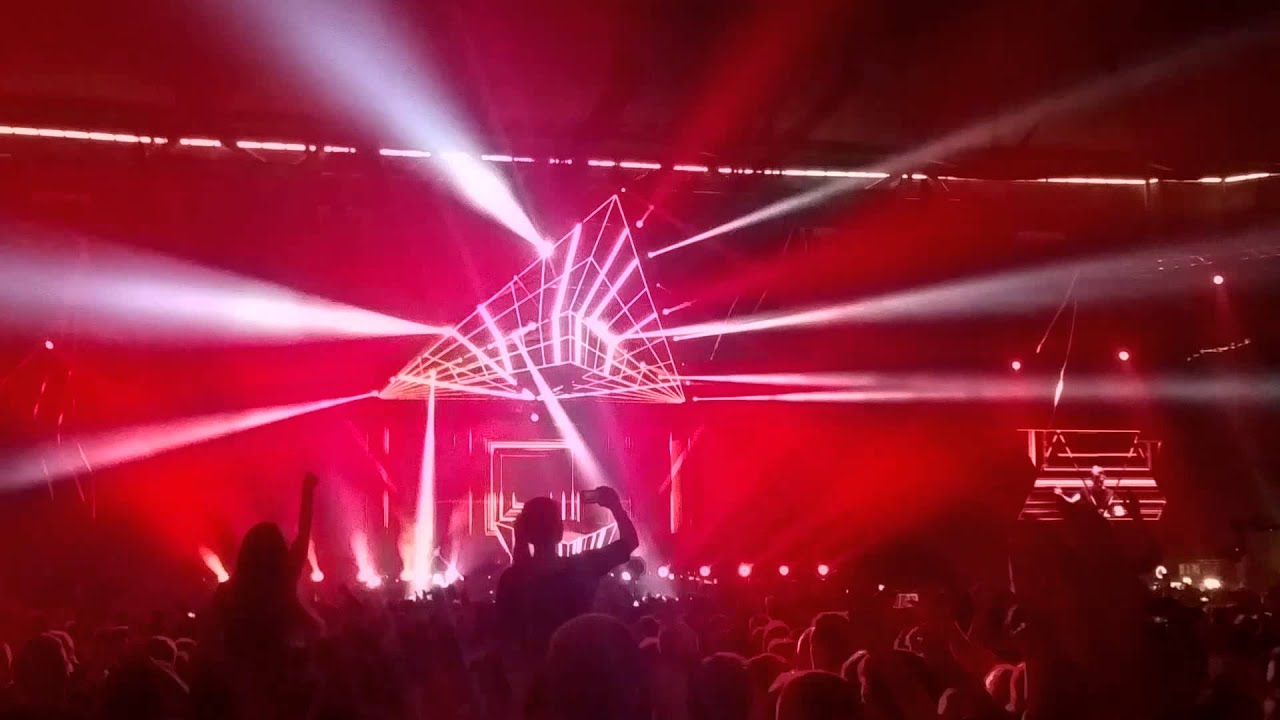 Hardwell - Run Wild feat. Jake Reese - Live at UNITED WE ARE ...