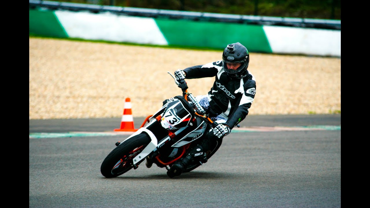 KTM Duke 690 IV - Trackday Circuit De Mettet 2012 - YouTube