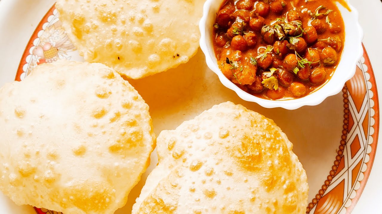 पूरी और चना | Poori Chole Recipe | Chola Poori | Puri Chana Recipe ...