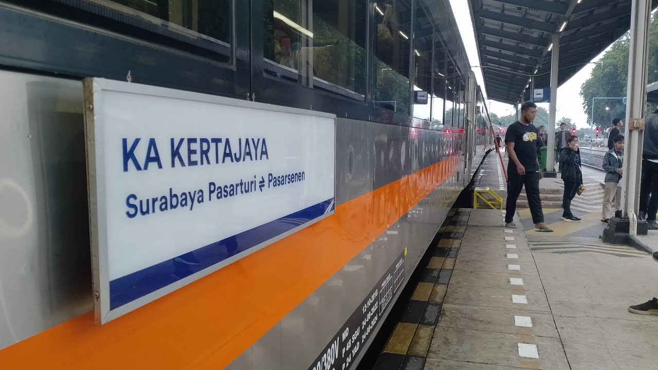 KERETA KERTAJAYA BERANGKAT DARI STASIUN PASAR SENEN - YouTube