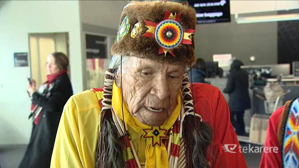 Kindred links felt in pōwhiri for Native American manuhiri - YouTube