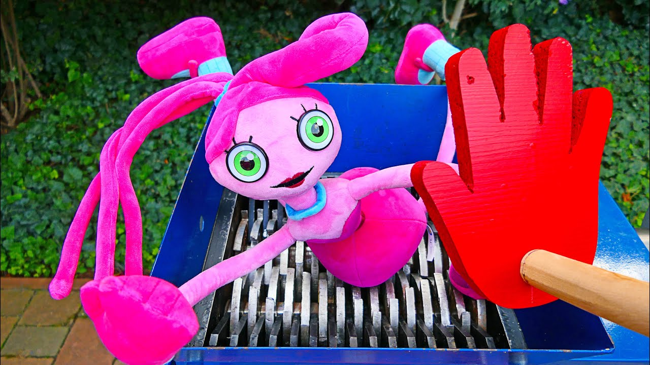 Real Life MOMMY LONG LEGS vs Shredder! - YouTube