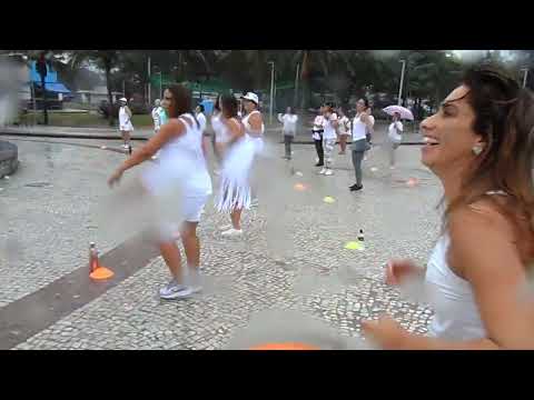 VOLTANDO DA PEDALADA NA CHUVA  ENCONTRO ESTAS CASCAS GROSSAS DA ZUMBA DANÇANDO NA CHUVA MUITO SHOW.