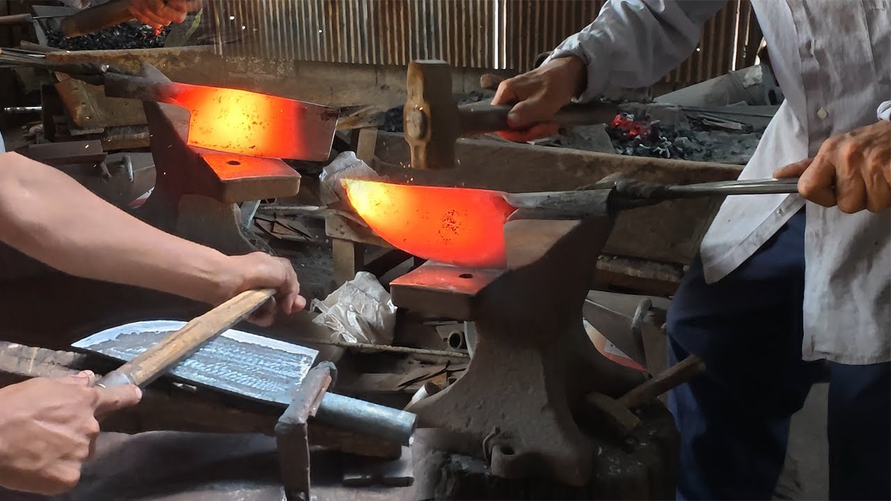 Great Blacksmith Skill Making a new knife - How to use a forge, DIY ...