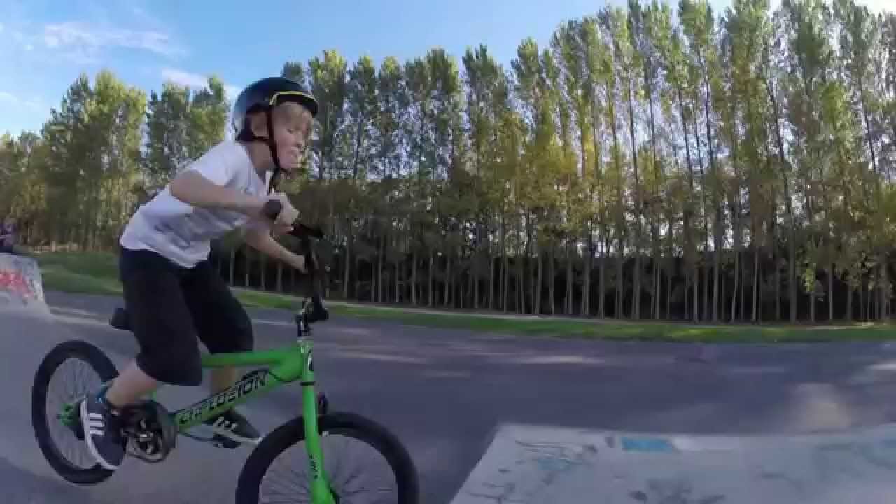 Chute d'enfant en vélo (BMX). fall bike children! - YouTube
