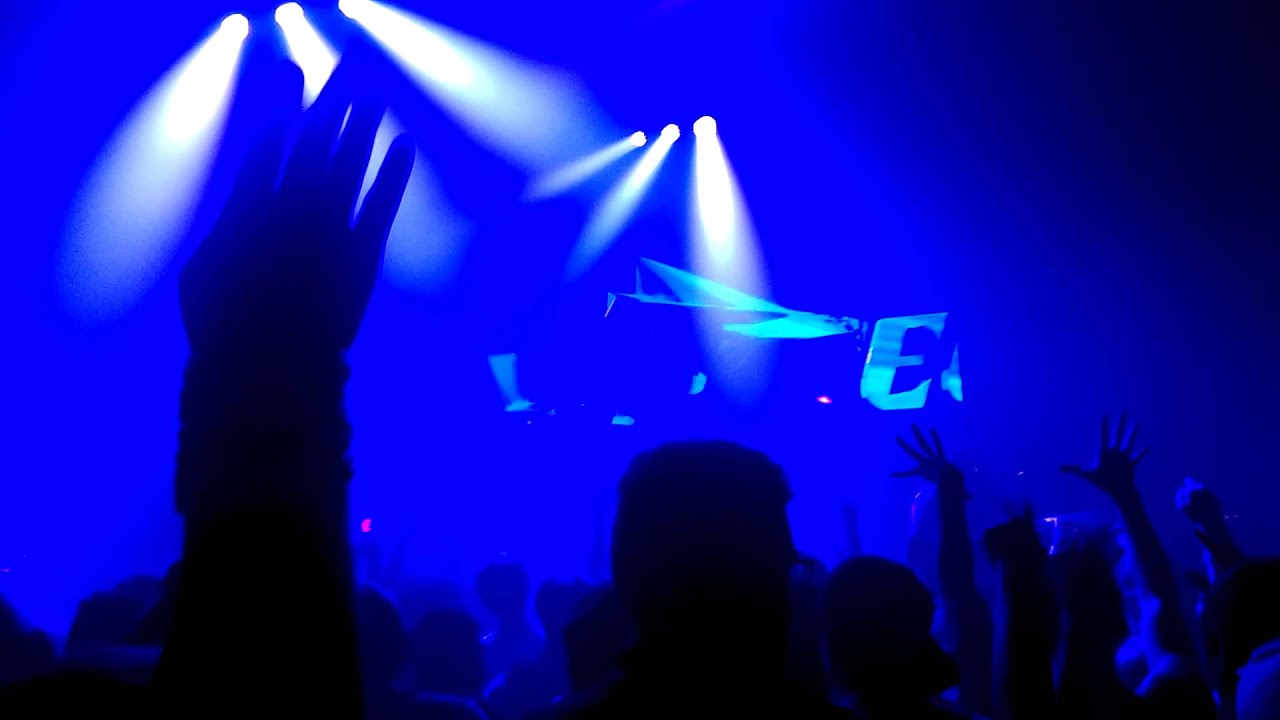 Showtek- get loose (live) - YouTube