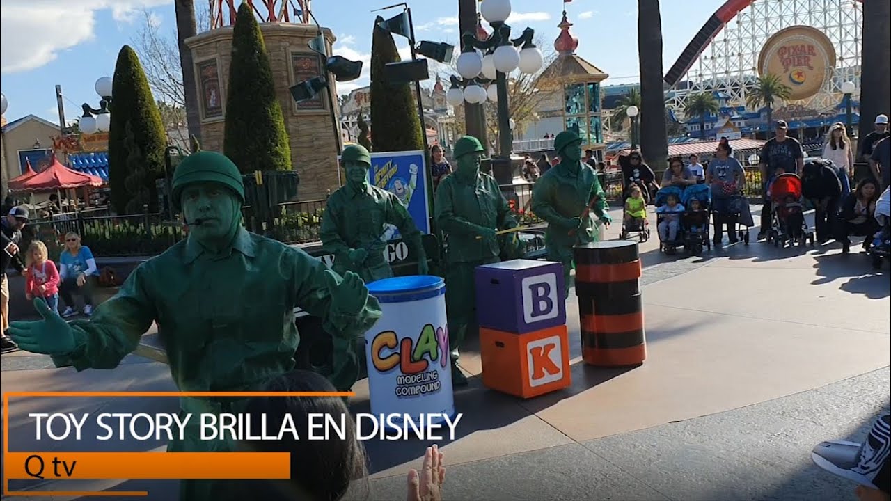 Los soldaditos verdes de Toy Story brillan en Disney - YouTube
