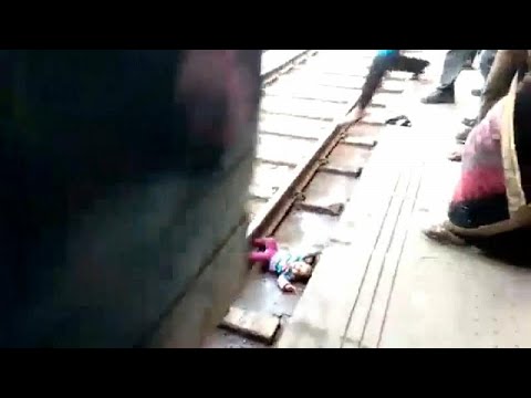 Hindistan'da üzerinden tren geçen bebek yara almadan kurtuldu
