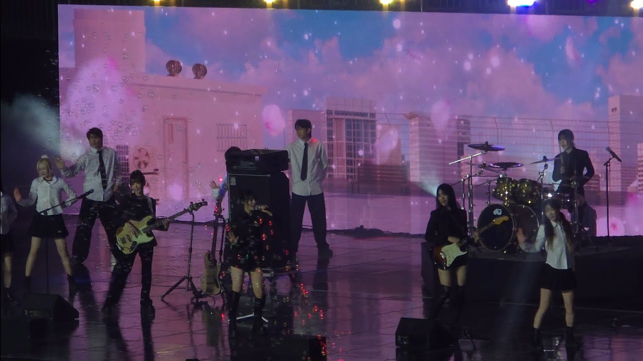 QWER 2024 코리아 그랜드 뮤직 어워즈(KGMA) 공연 4인 풀버전 - YouTube