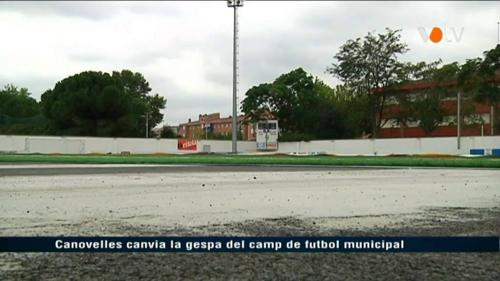 VOTV - Canovelles canvia la gespa del camp de futbol municipal - YouTube