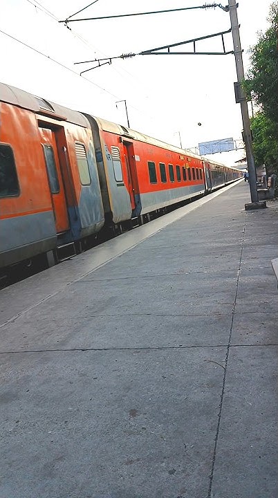 Howrah Rajdhani express #skip Anand vihar #train - YouTube