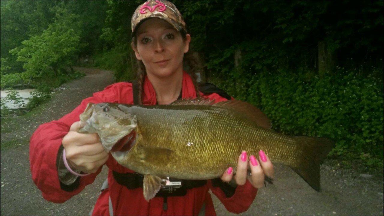 BIG SMALLMOUTH BASS in HIGH MUDDY Water - YouTube