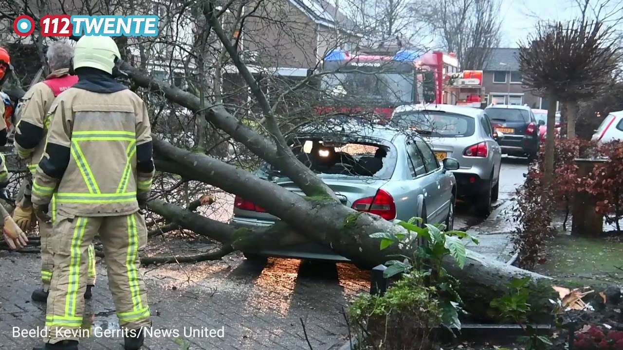 112Twente.nl - Boom op auto Vroomshoop 27-12-2020 - YouTube