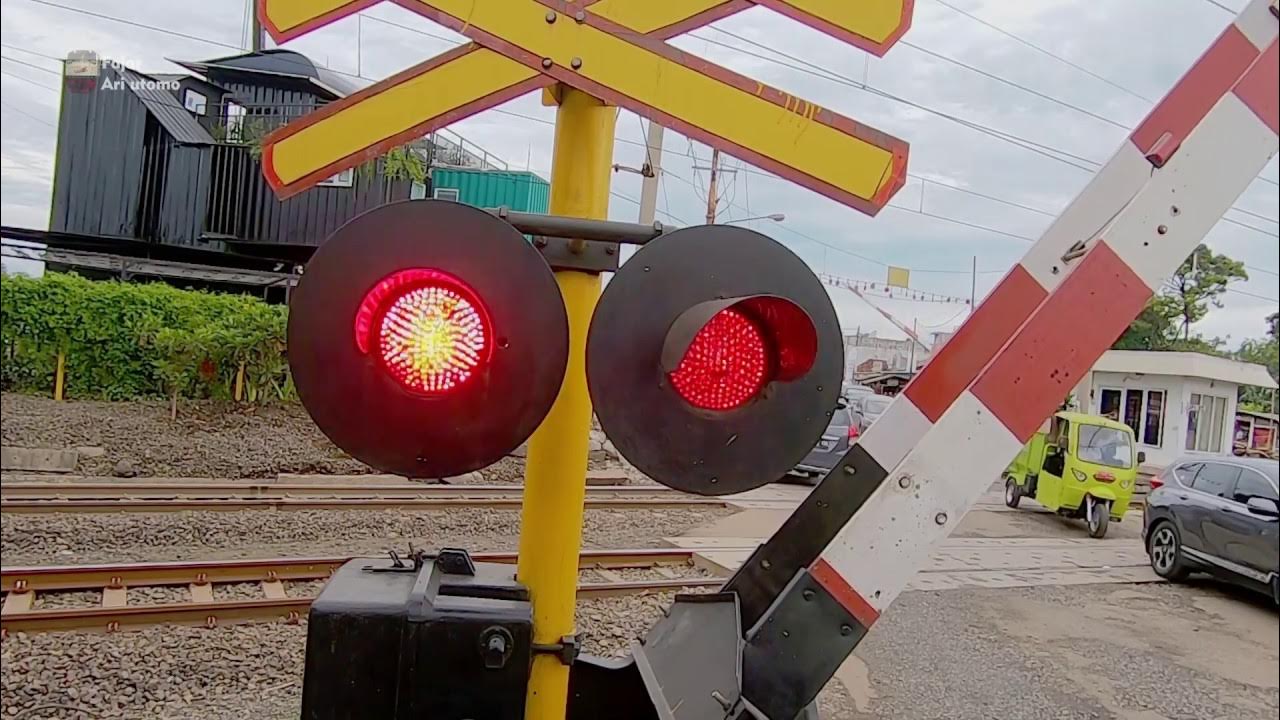 Railroad Crossing Indonesia | Perlintasan Kereta Api 2020 - YouTube