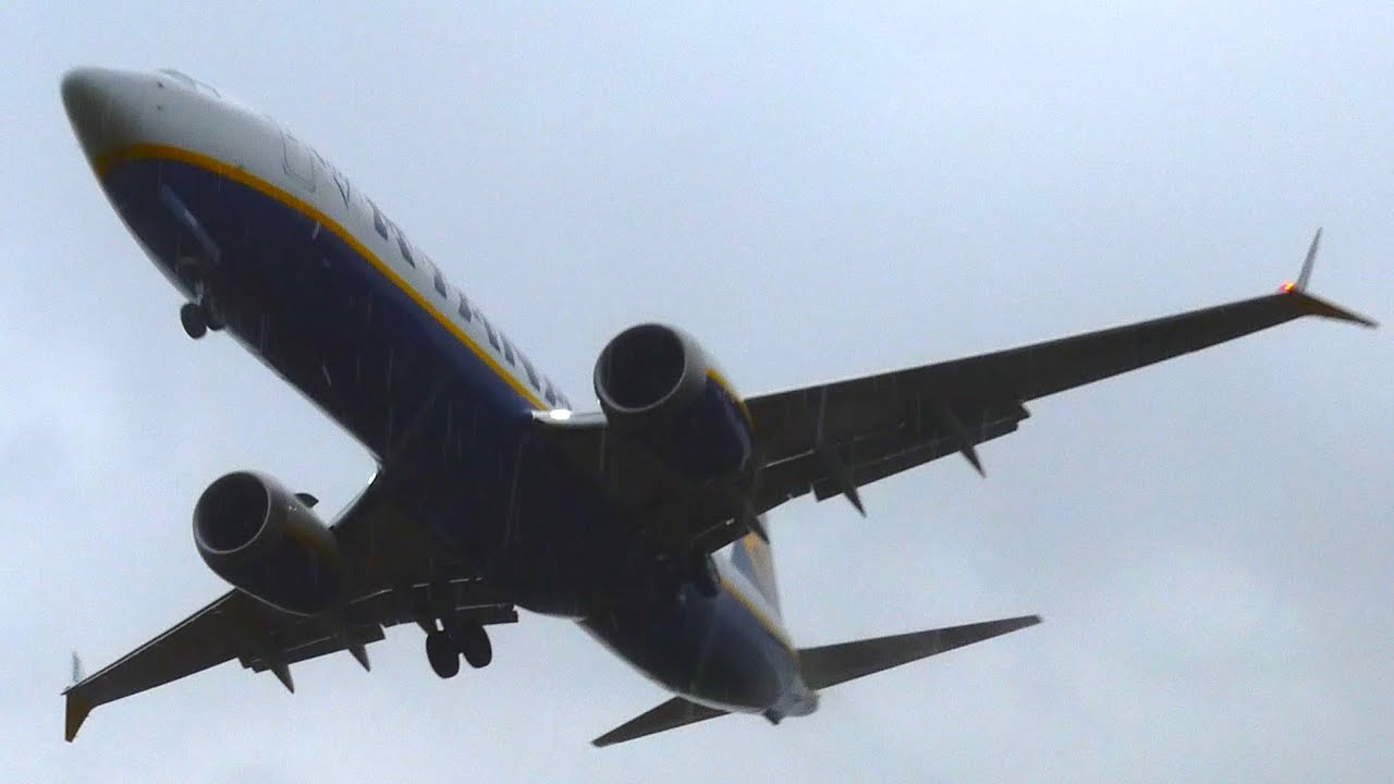 Ryanair 737 MAX 8 Landing at Norwich Airport, in a Storm - YouTube