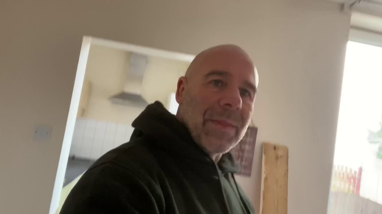 When Plasterers put Carlite Bonding Over Damp Proofing - YouTube