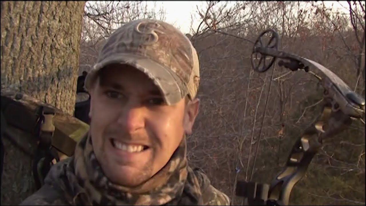 Bowhunting Whitetail: 5 yard shot- Illinois buck - YouTube