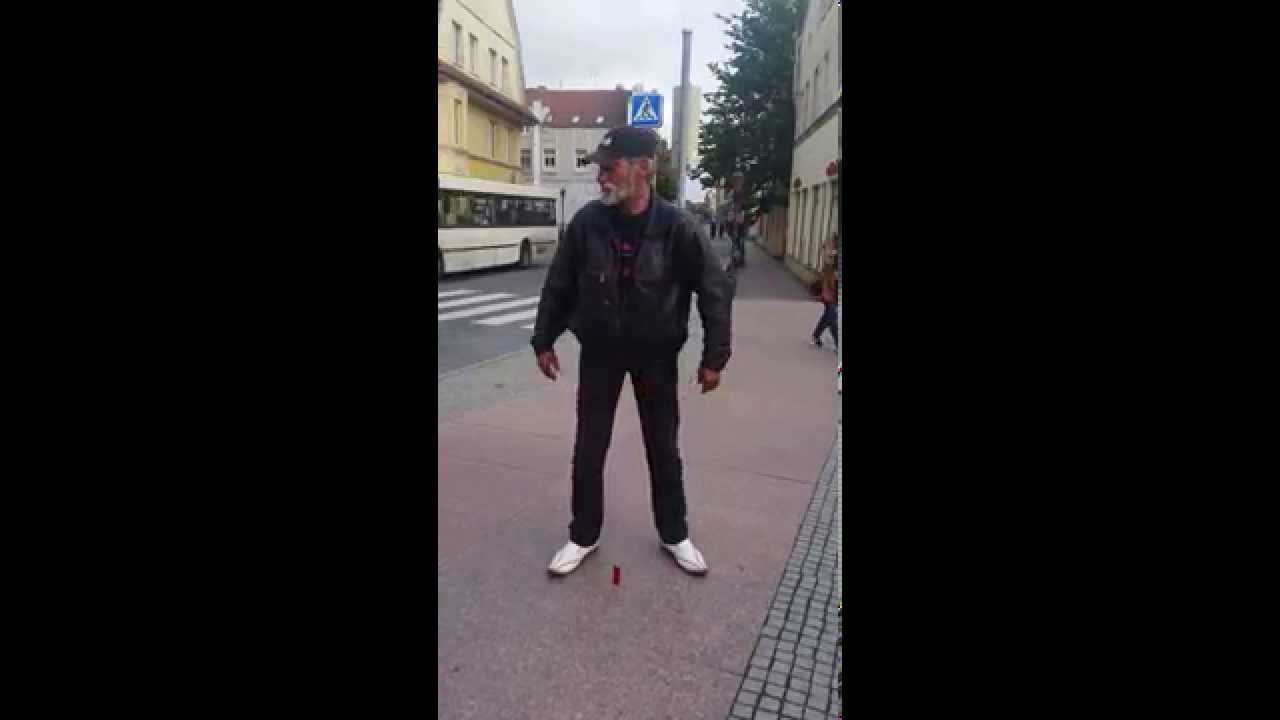 Old man doing splits - YouTube
