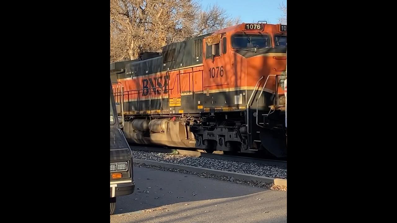 BNSF H1 1076 leads 3rd on the H-DENLAU #bnsf #bnsftrains #bnsfrailway #viralshorts #shorts - YouTube