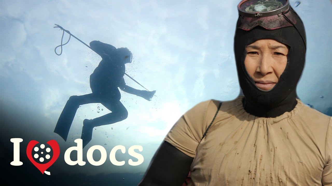 Deep Diving With No Equipment To Make A Living - Breathing Underwater ...