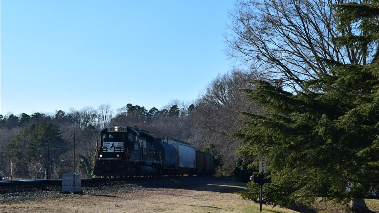 NS P43-13 Hustles Through Downtown Headed To CLT After a long days work 01-13-25 - YouTube