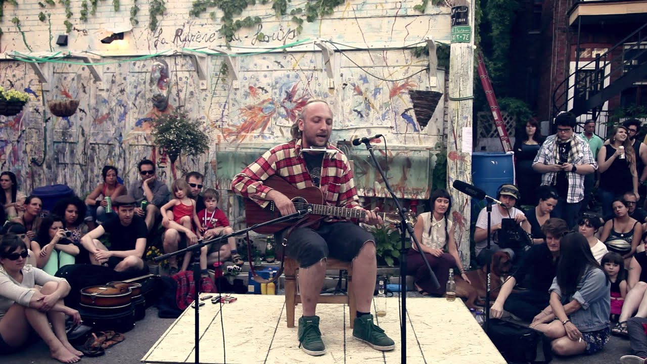 Bernard Adamus chante « Le scotch goûte le vent » dans la ruelle ...