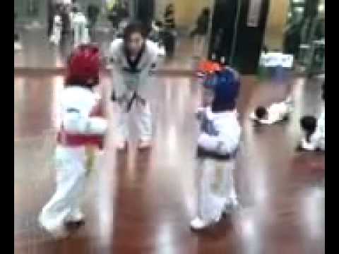Sehr intensiver Karate-Kampf - Very intense Karate Fight - YouTube