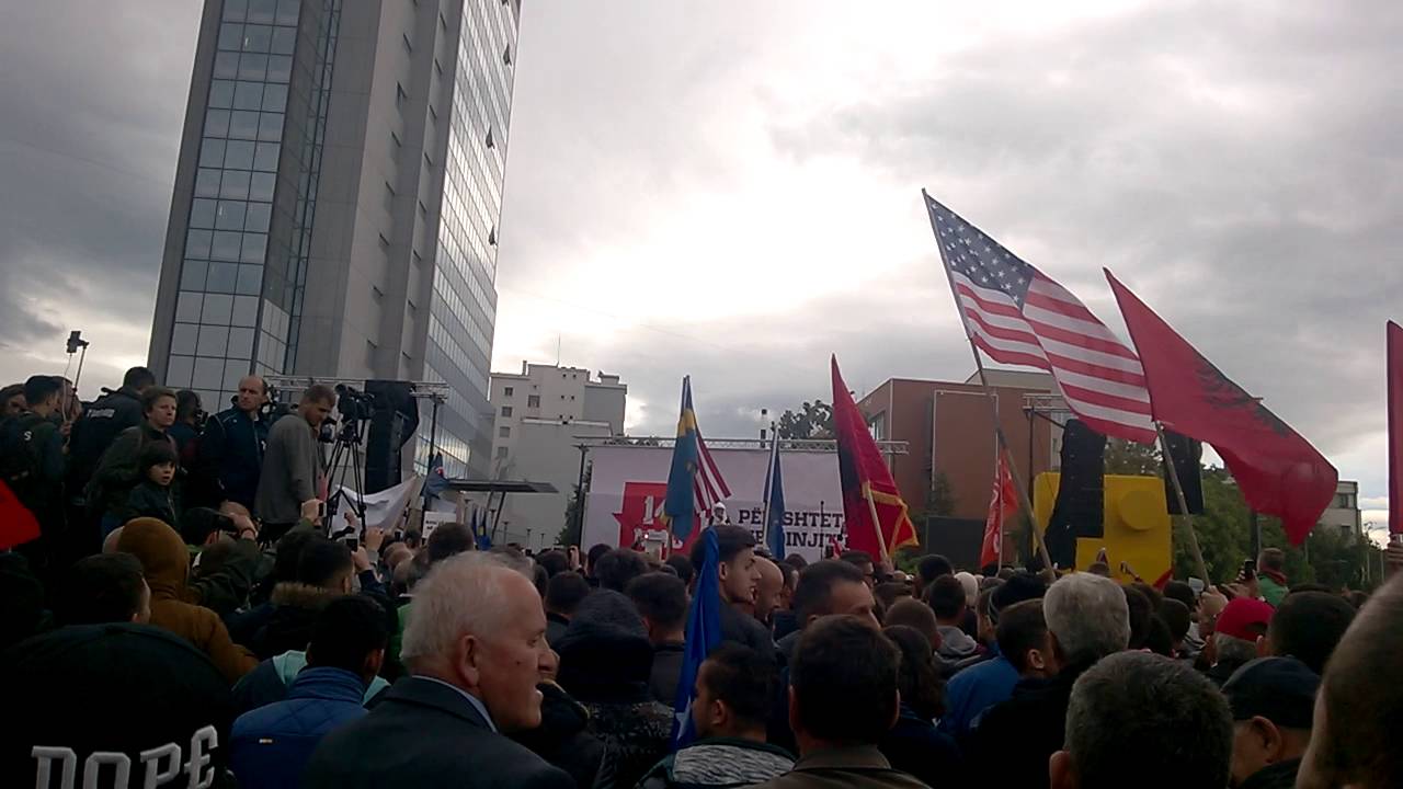 Qun Lajqi, poezia "ME FOL DUHET", Live - Në Protestën e 14 Majit ...