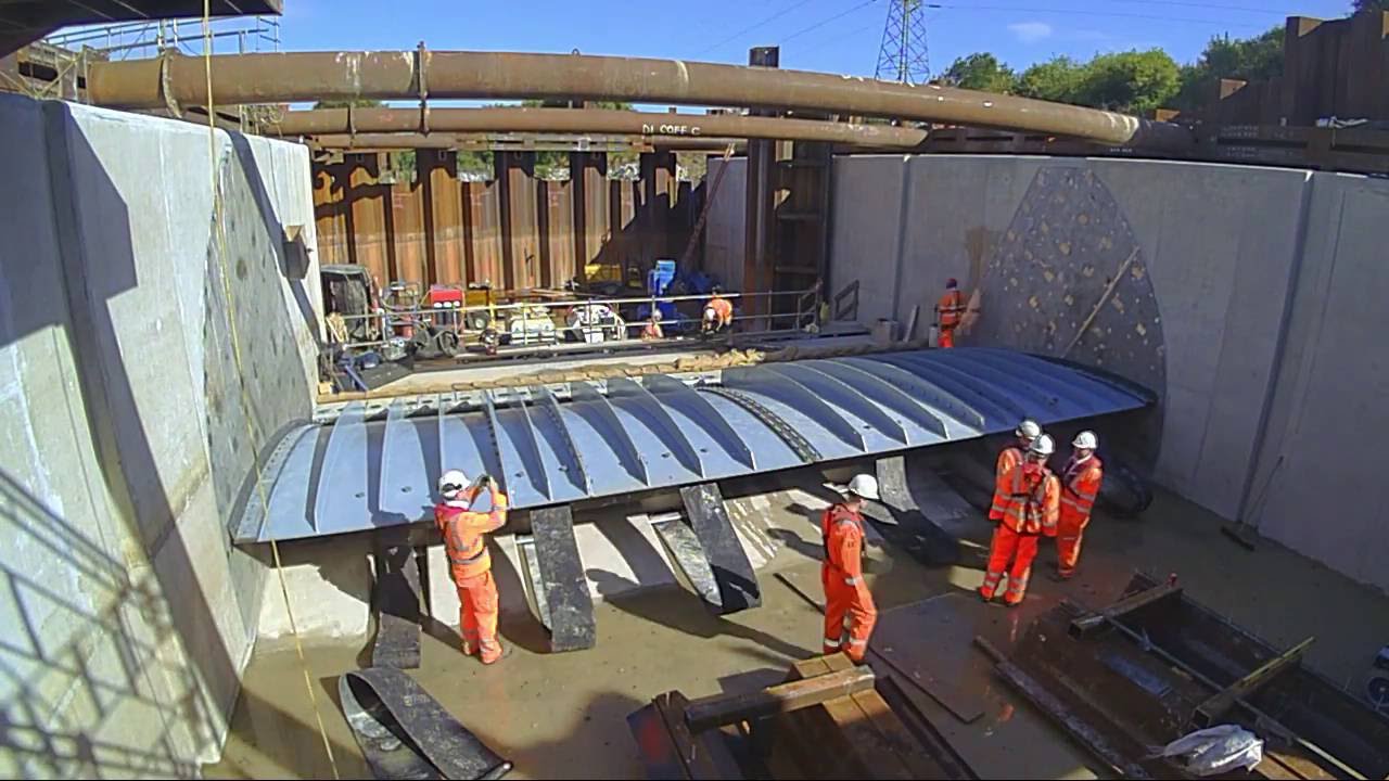 Testing of the 2nd movable weir gate at Knostrop - YouTube