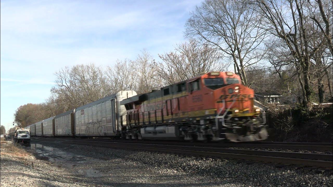 BNSF GE ES44C4 Southbound Mix Freight in the Norfolk Southern Line - YouTube