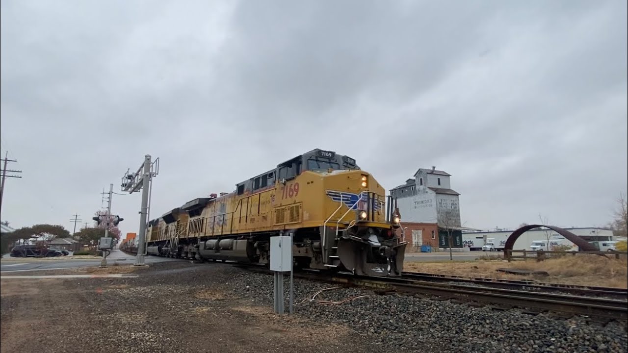 UP 7169 leads the UP ACHRL through Greeley, CO - YouTube
