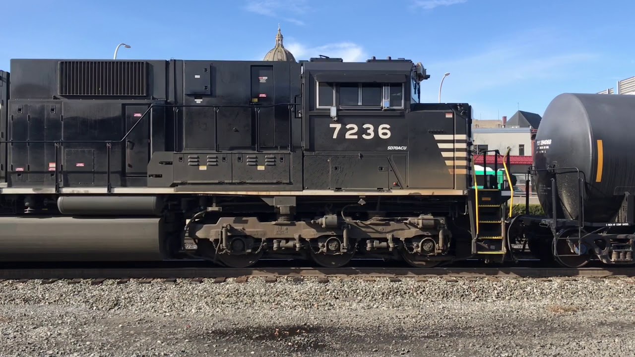 NS 4004 meets a tank train + NS 4000 at the juniata shops - YouTube