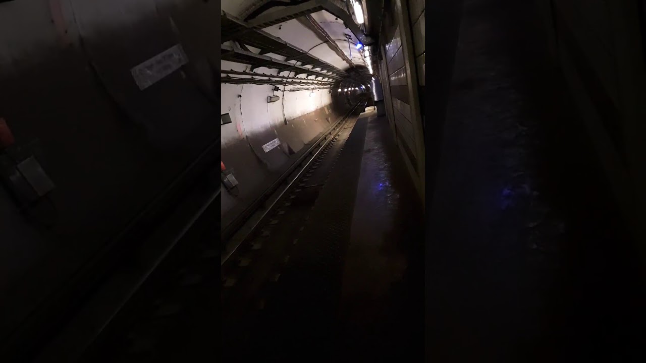 Cta Blue Line arriving at Washington station - YouTube