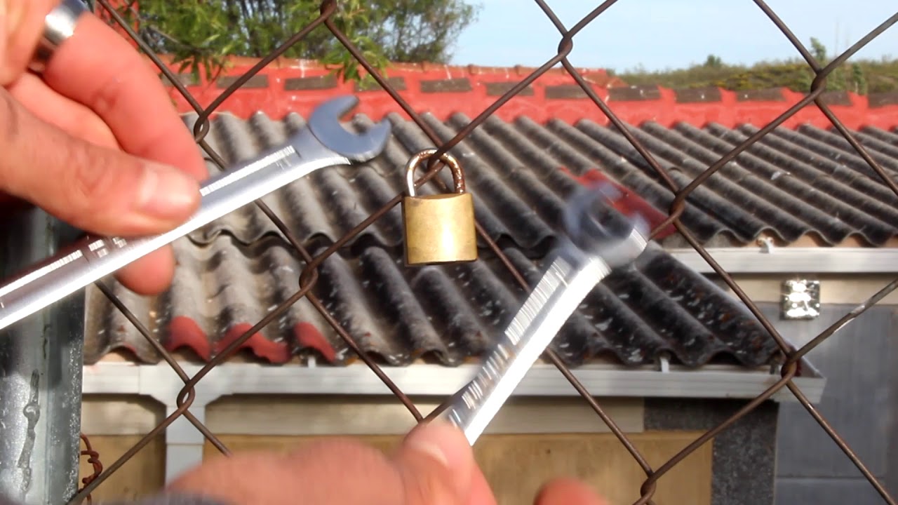 Cómo romper un candado con dos llaves fijas | TutoRandom - YouTube