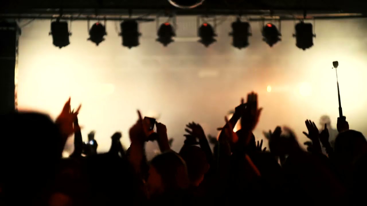 crowd jumping at the concert - YouTube