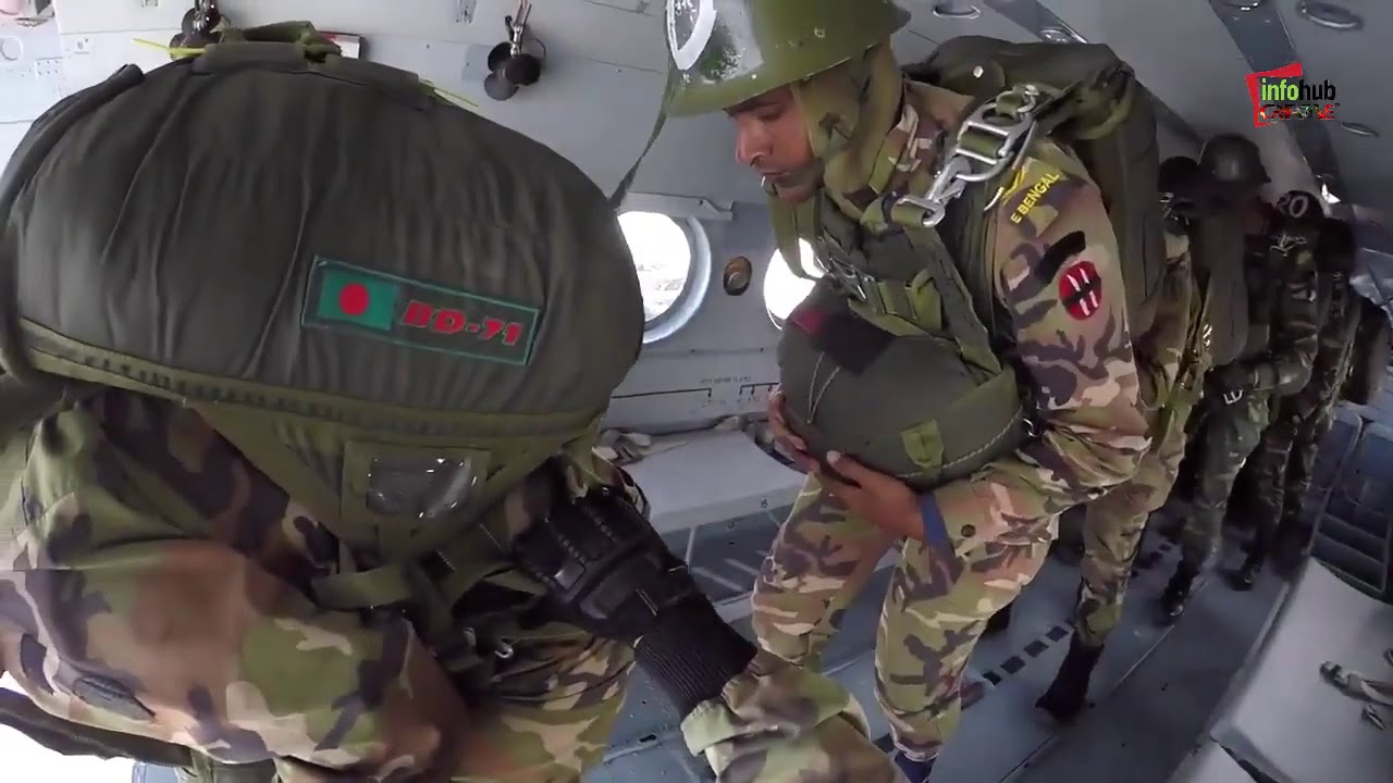 সরাসরি সেনাবাহিনীর কমান্ডোদের ভয়াবহ প্যারাজাম্পিং দেখুন। Bangladesh ...