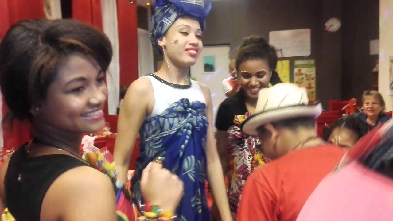 Soirée Défilé de Mode Tenue traditionnelle de Mada - YouTube