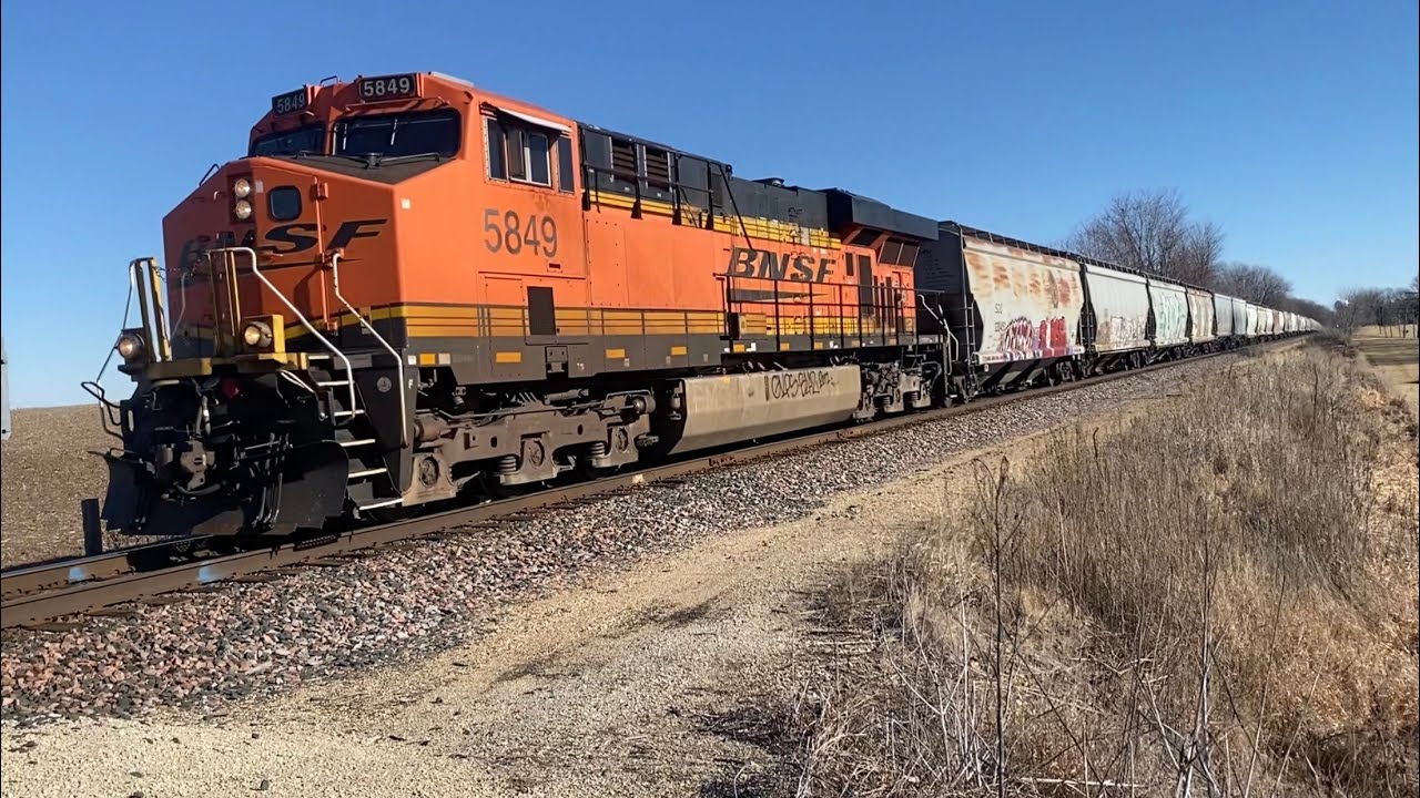 BNSF leads CPKC Grain Train, Shave & a Haircut Horn Salute from Crew! 1/18/2025 - YouTube