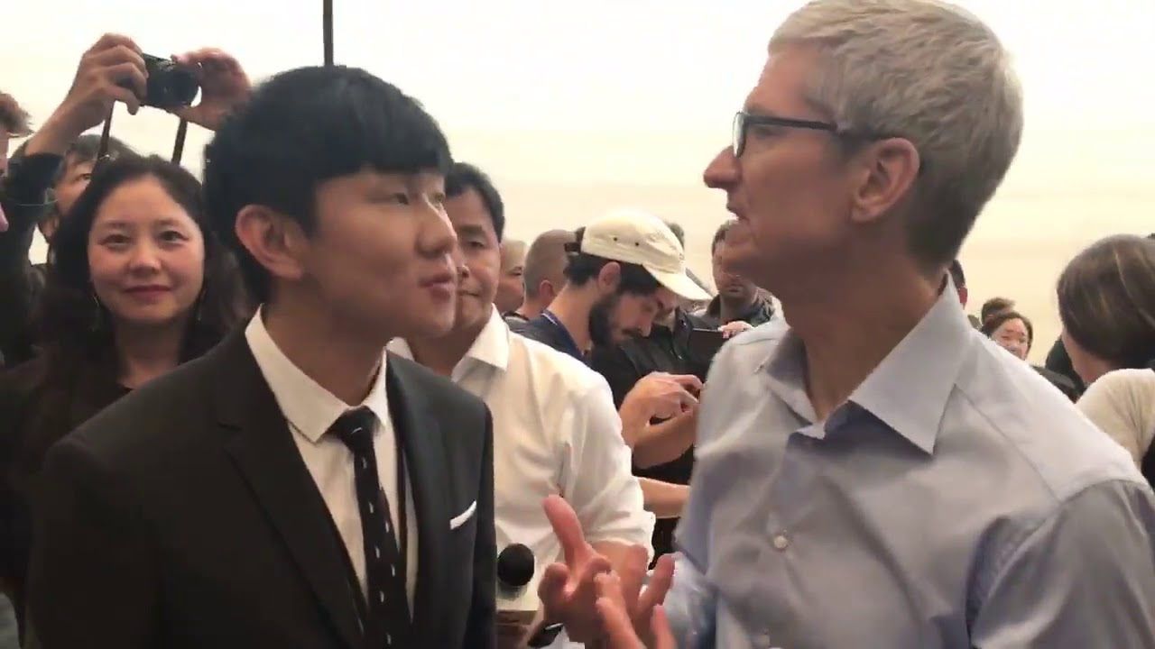 JJ 与 Tim Cook (苹果公司CEO）的交流，说英文的JJ好有魅力😍 - YouTube