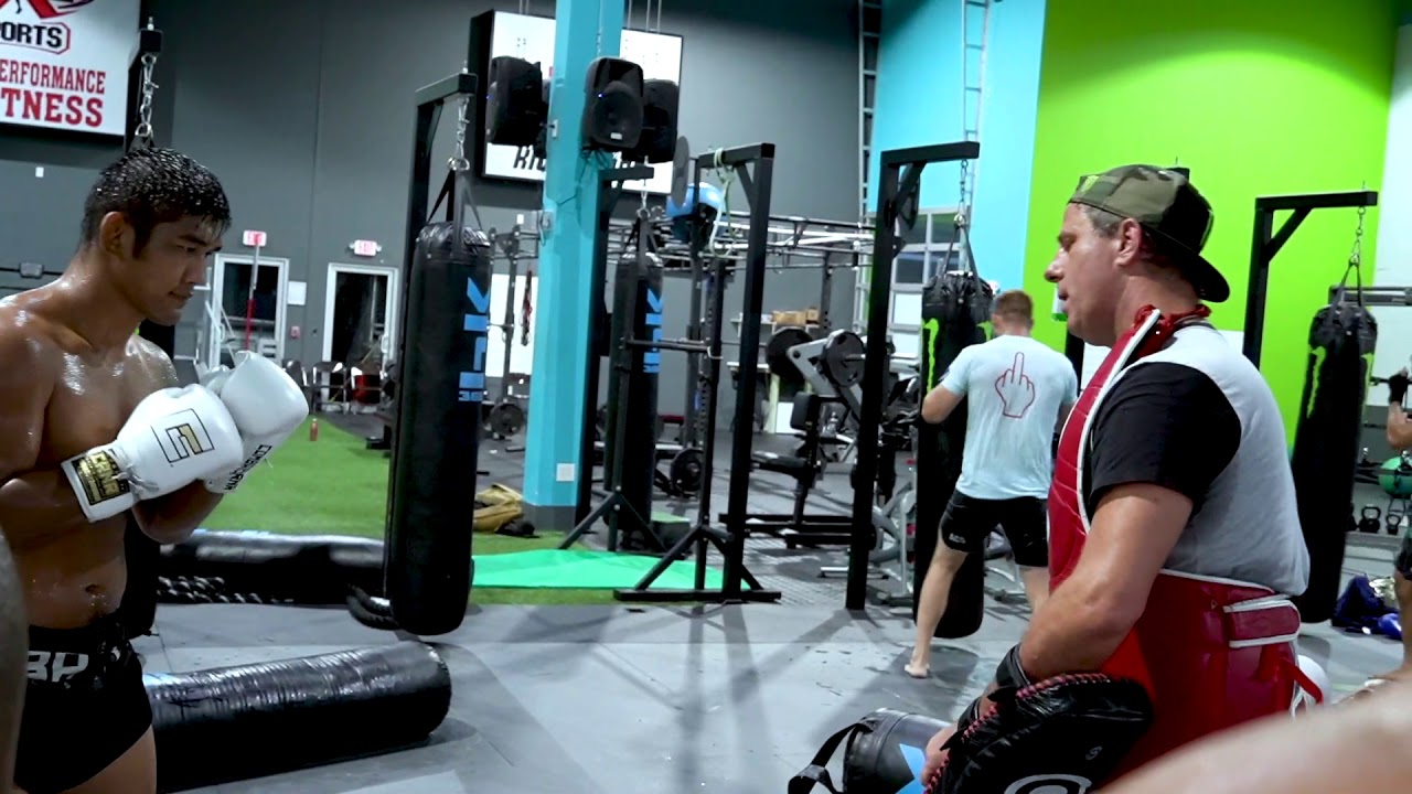 Tyrone Spong back in the gym cracking pads with Henri Hooft in 2020 ...