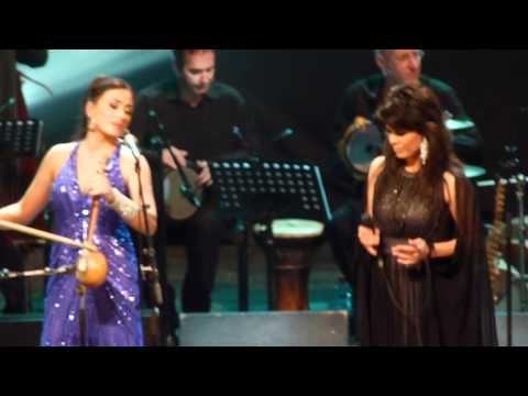 Brutal el solo de la turca. Yasmin Levi canta en ladino.